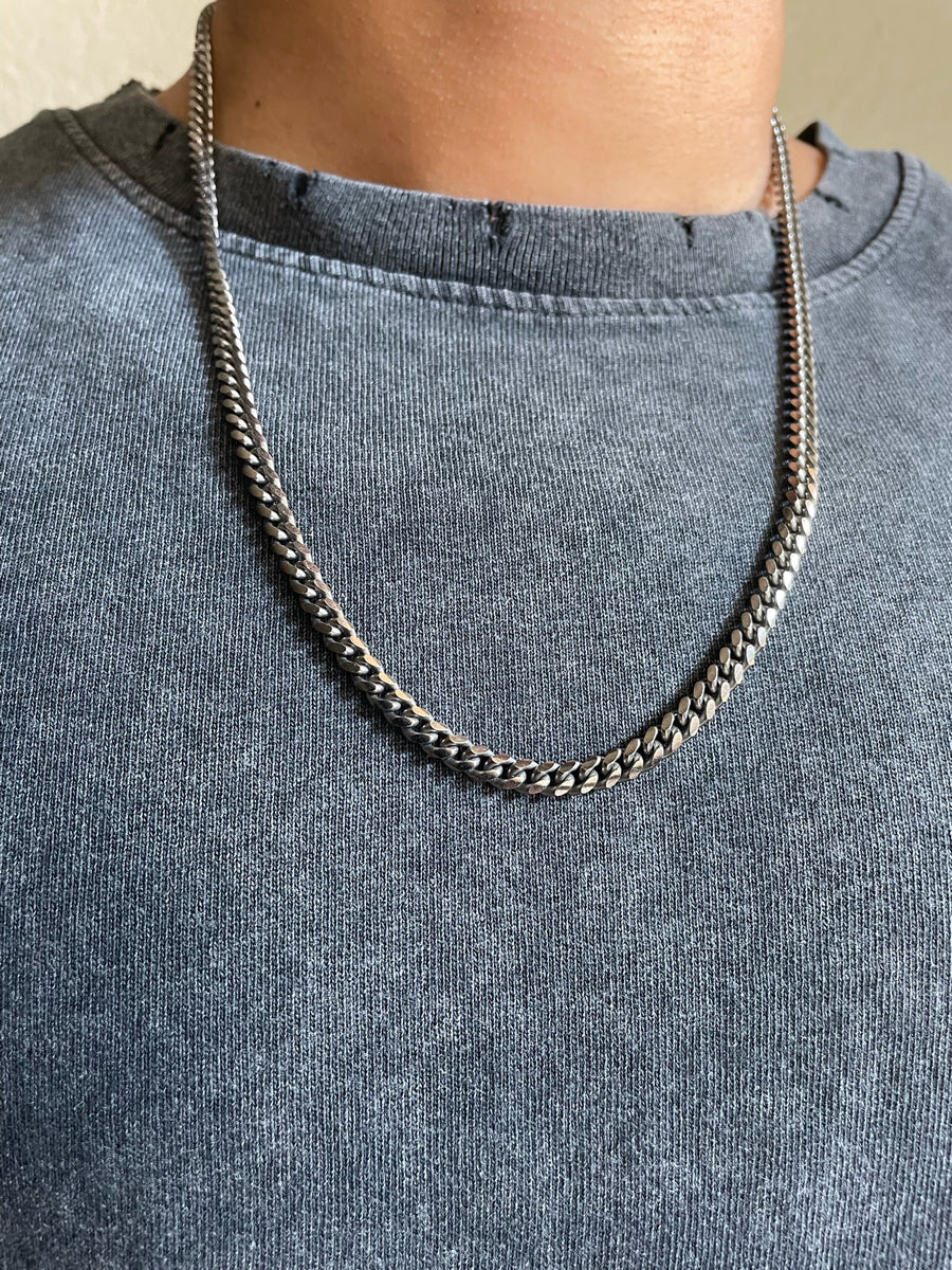 Cuban vs. Curb Chains: Are They the Same? Let's Break It Down – Aion